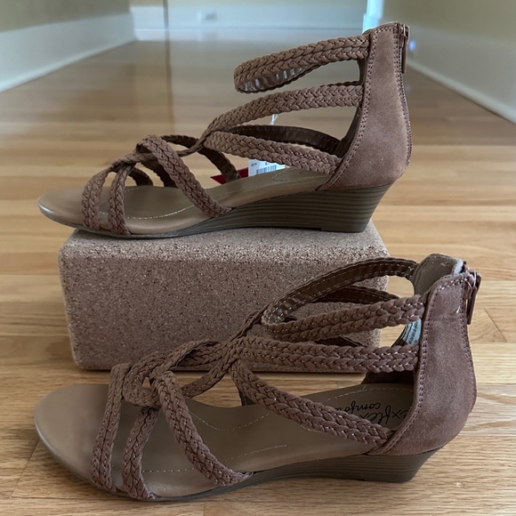 dexflex comfort | Shoes | Nib Brown Sandals Wedge Heel Dexflex Comfort ...